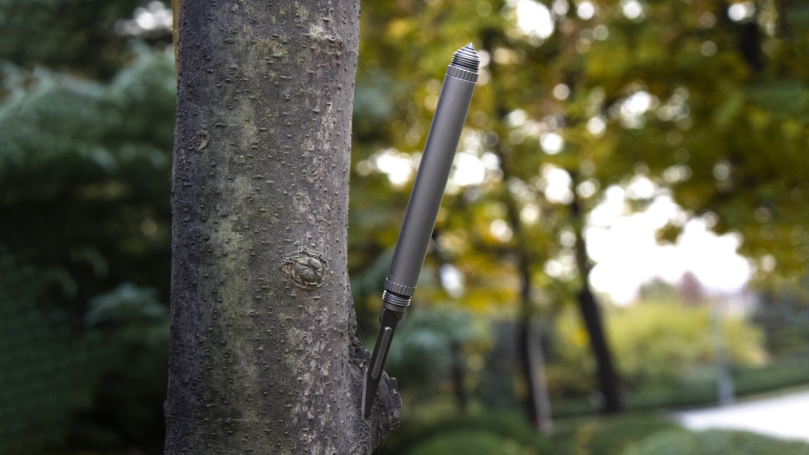 Mantis Pen packs scalpel blade, other tools, in slim titanium tube