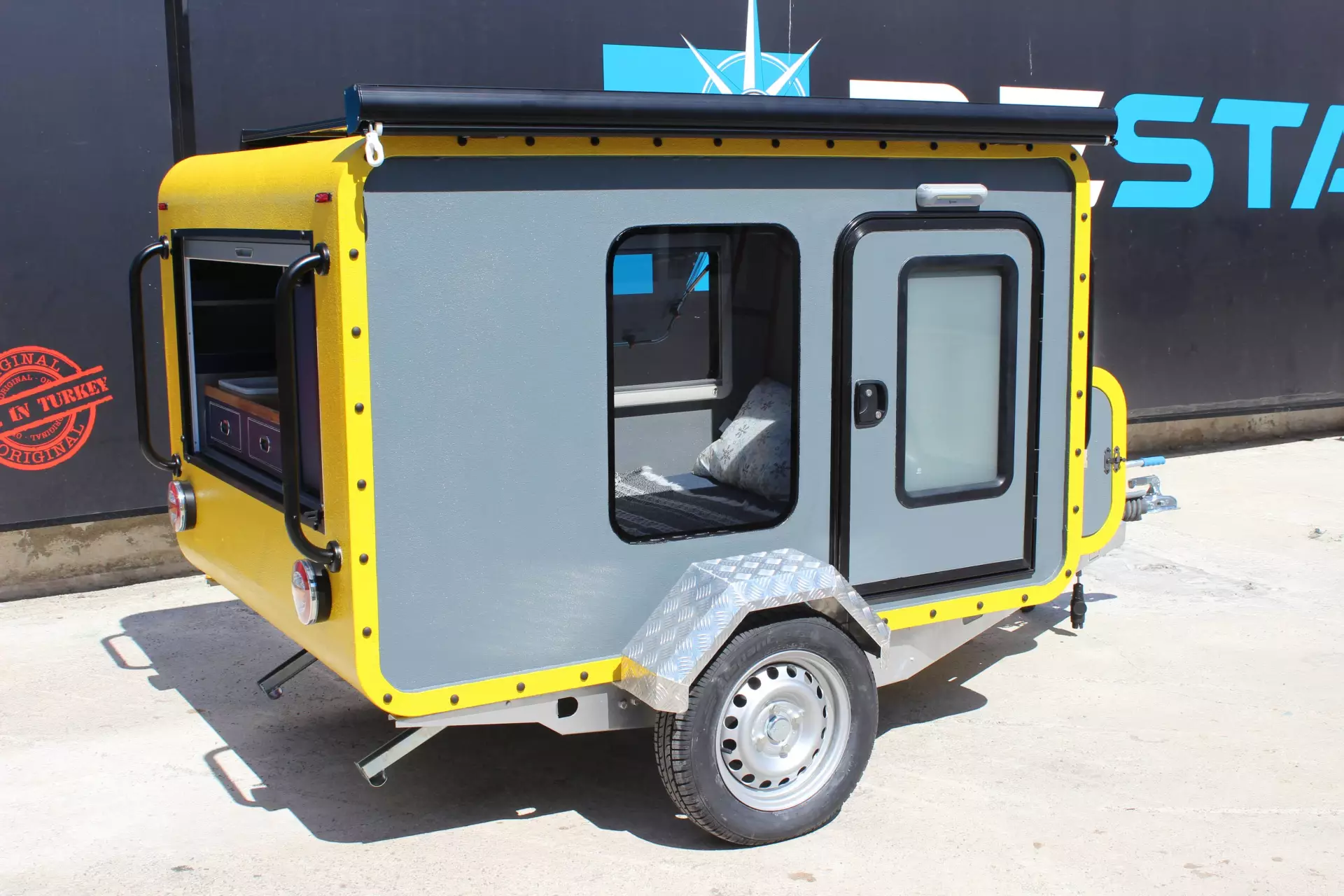 Colorful camper cube brings on airy open-road adventure