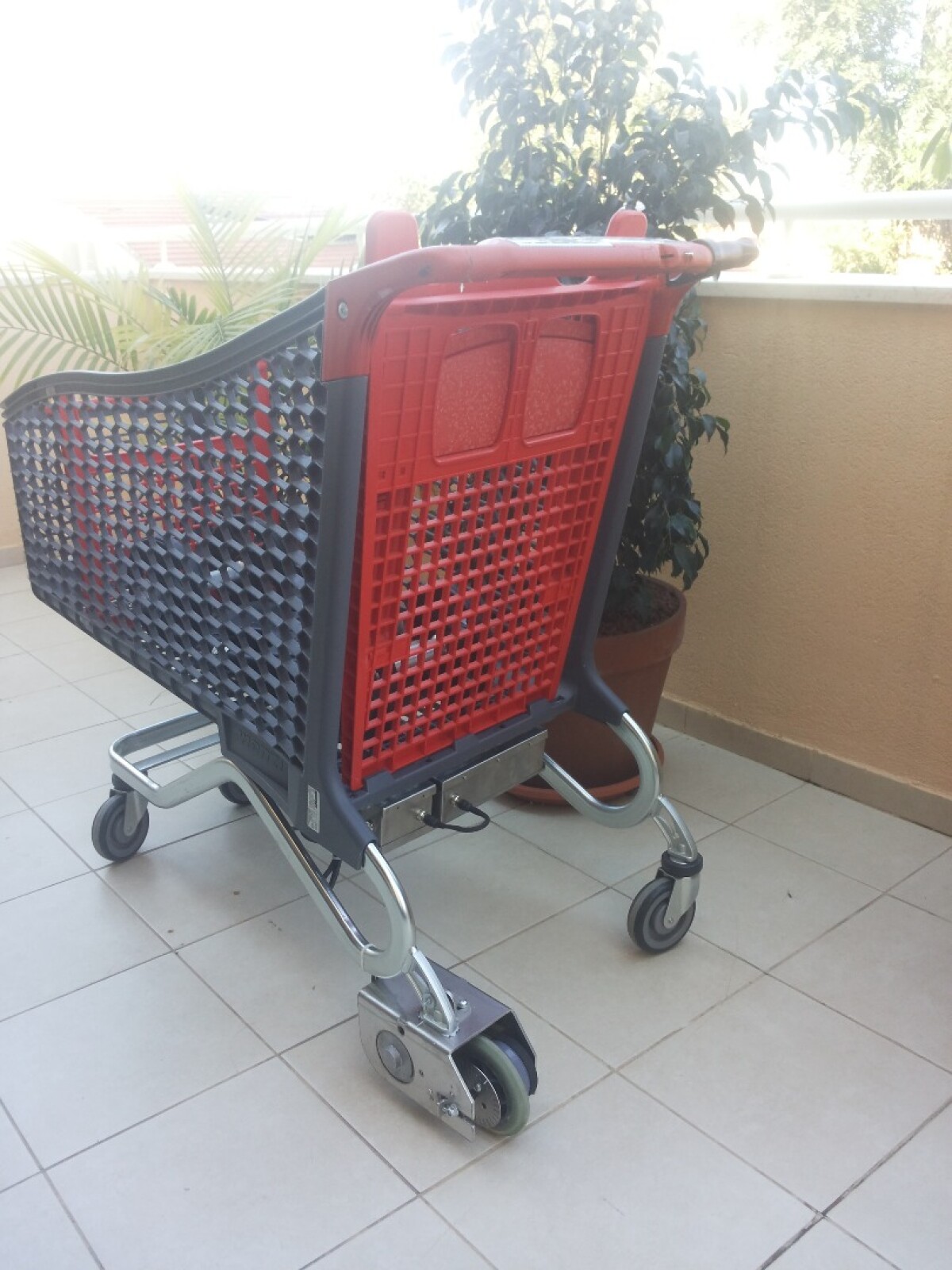 Electrical supermarket trolley lightens your grocery load
