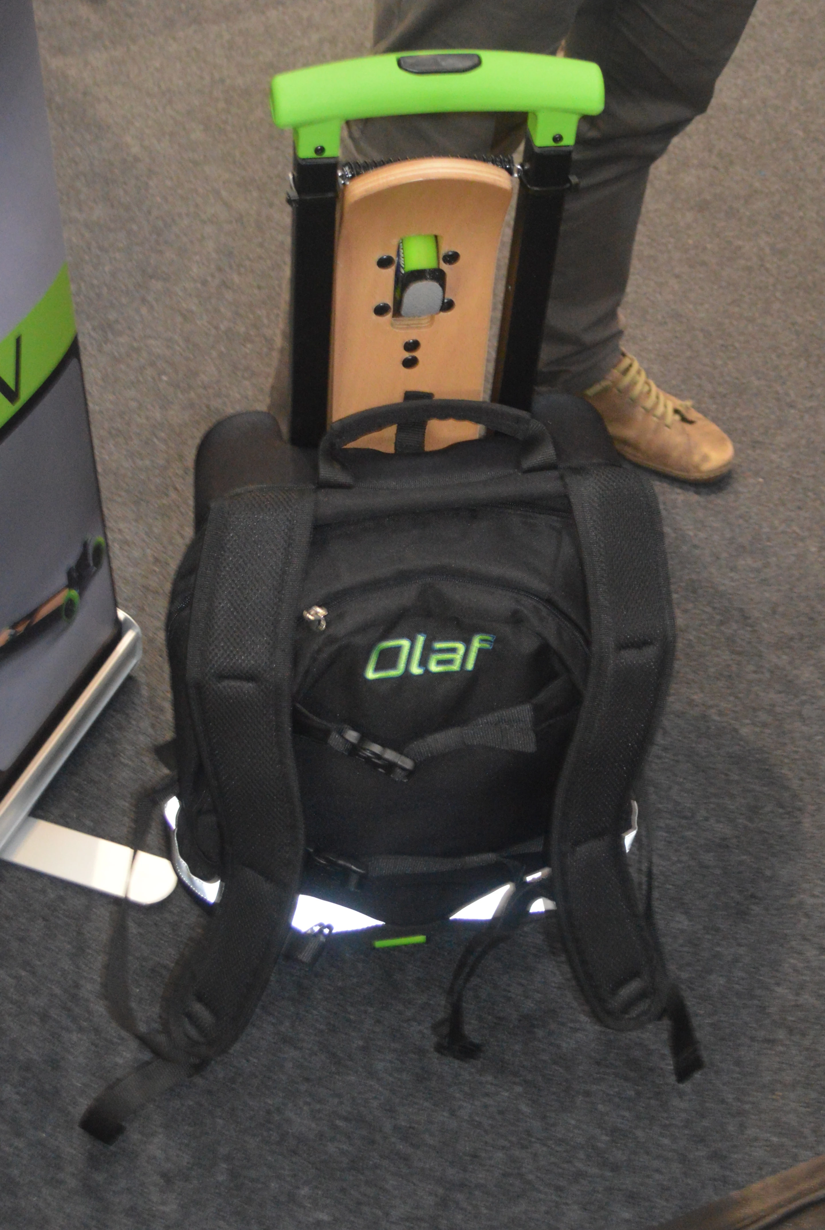 Olaf combines backpack, scooter, roller luggage and skateboard