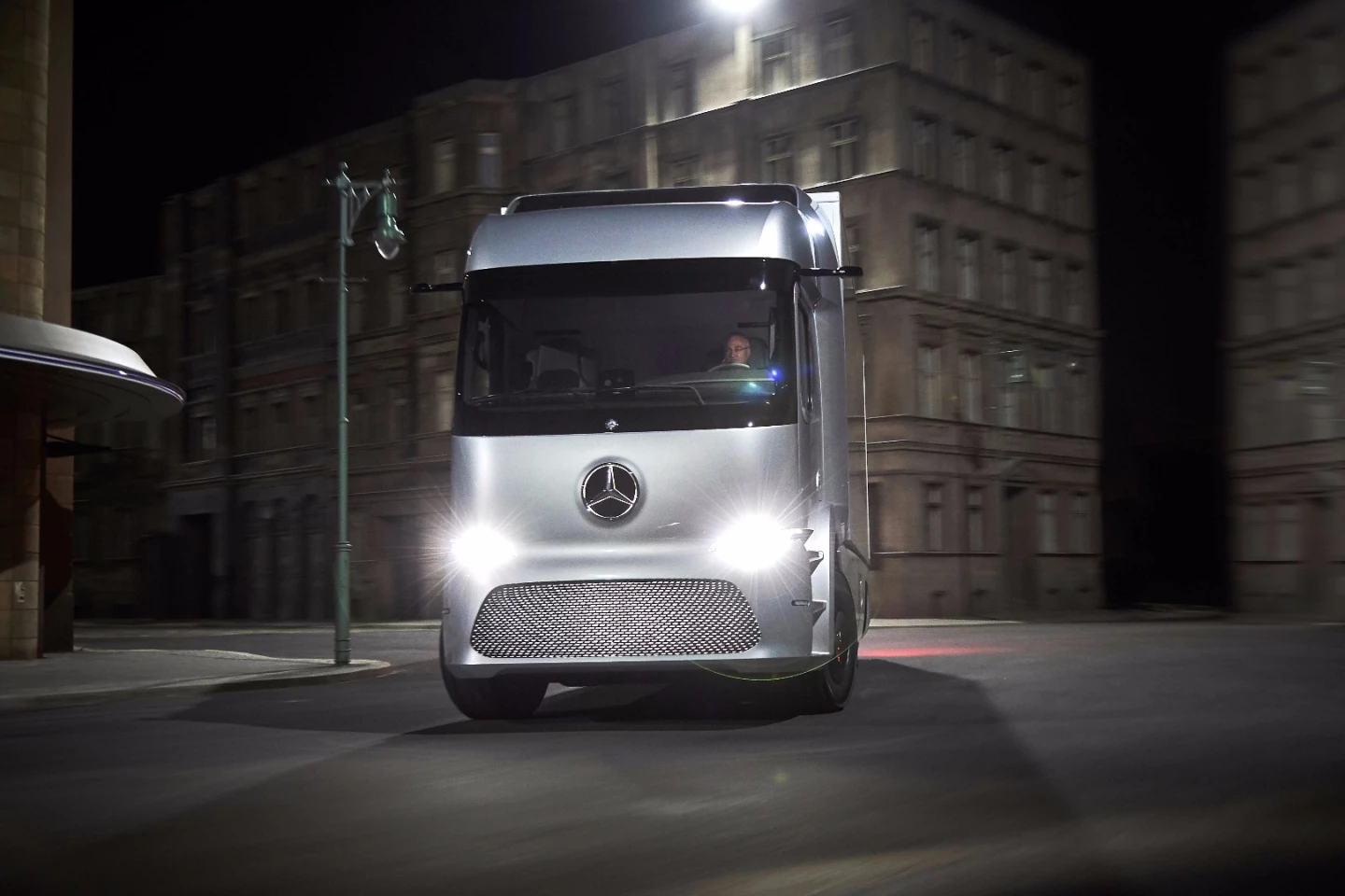 Mercedes delivers Urban eTruck for heavy duty electric trucking