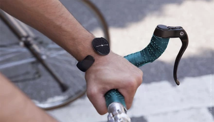 Navigo digital compass gives directions with vibration