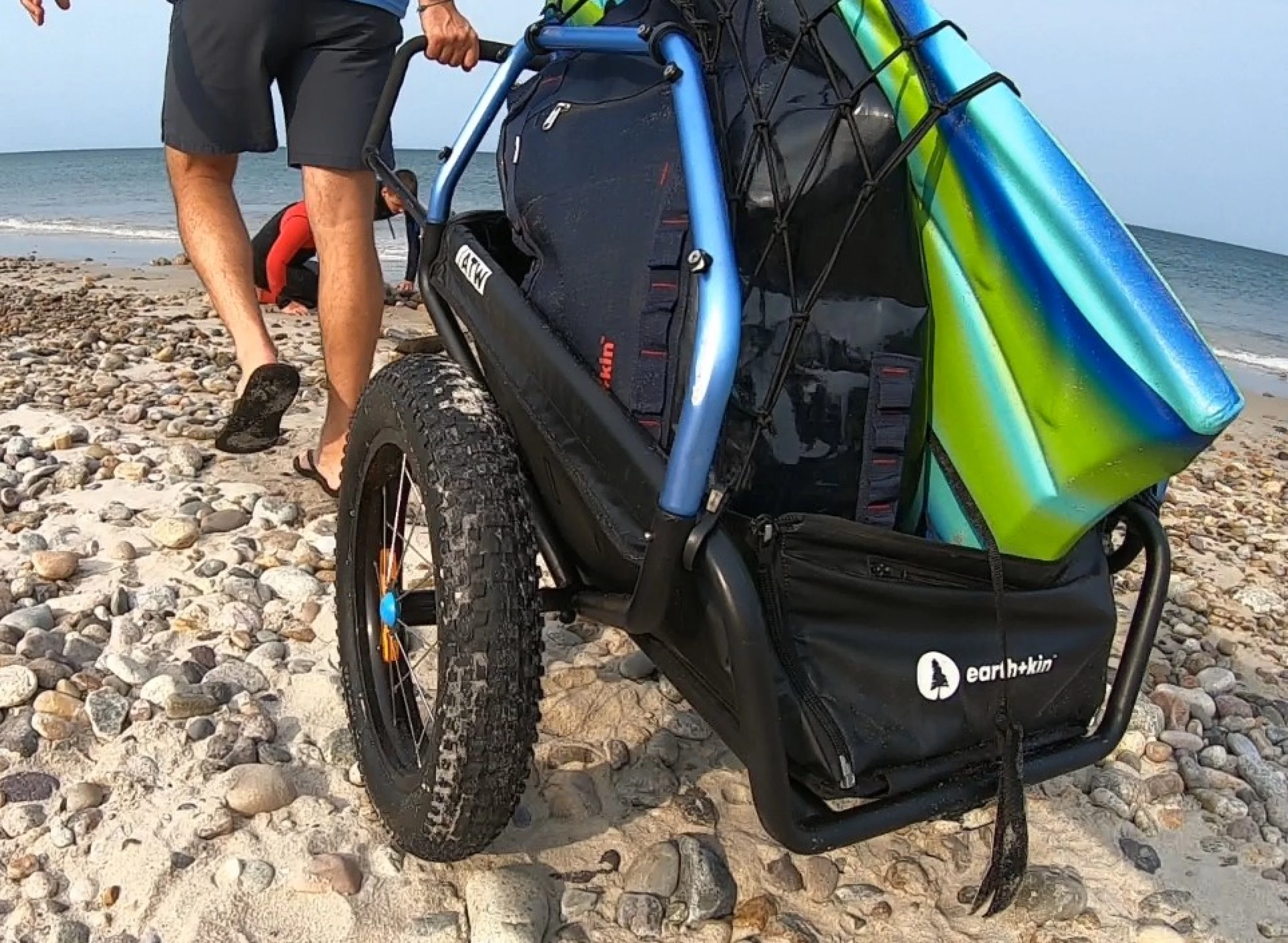 Off-road Mule wagon can be hand-pulled, bike-towed or trailer-hitched