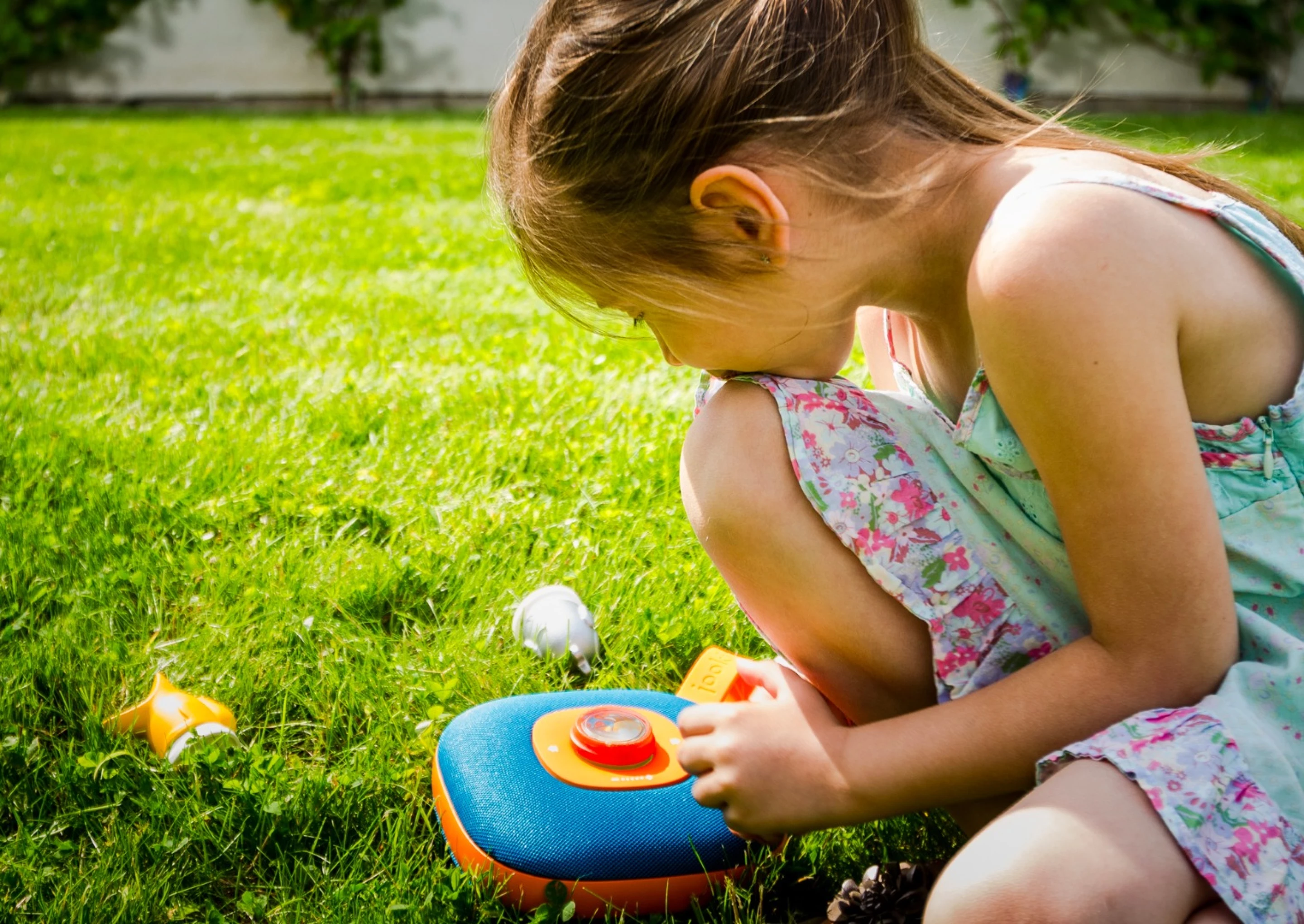 Jukebox for kids is controlled with toys