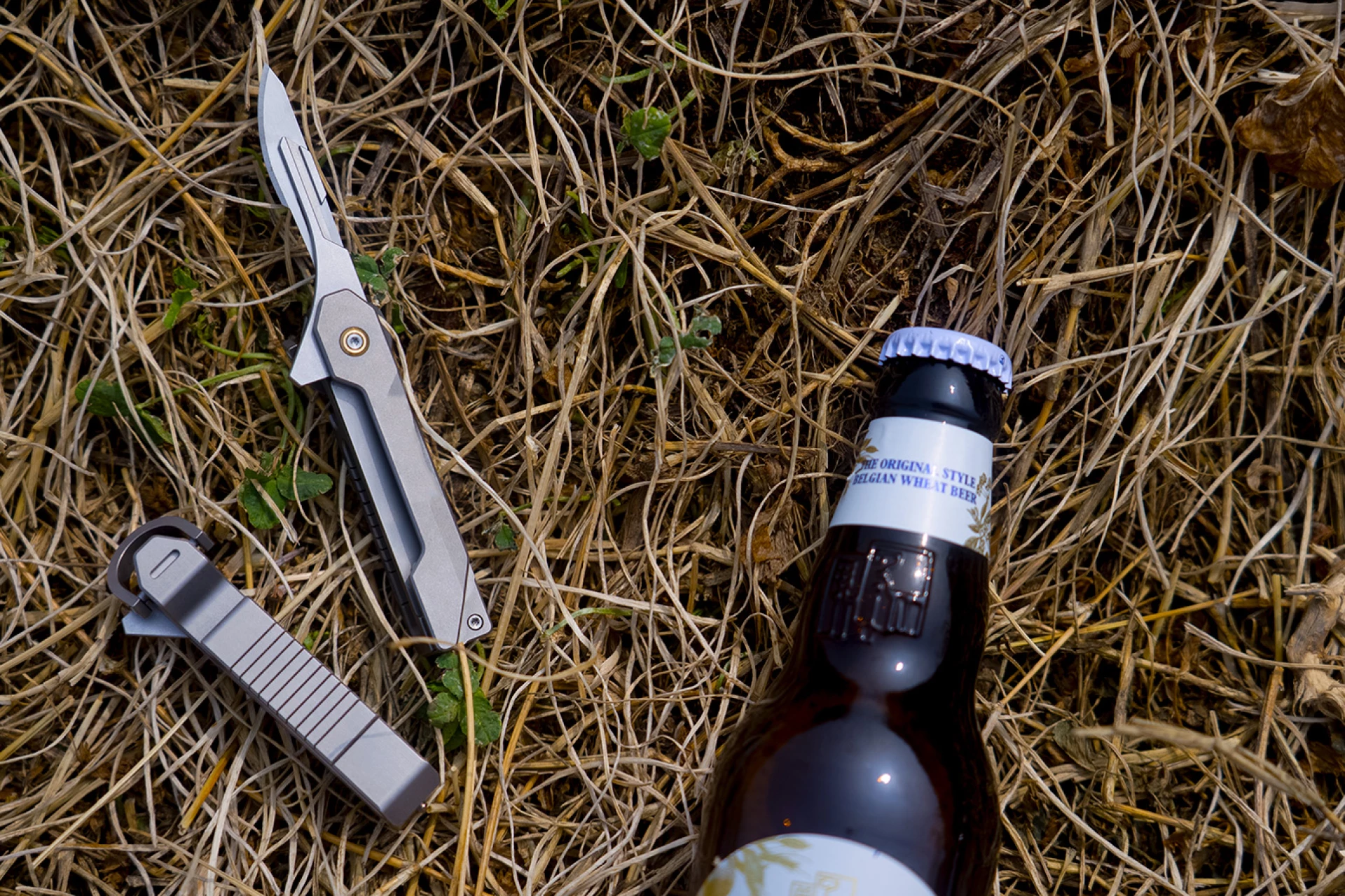 Titanium tool boasts changeable scalpel blades and quick-release clip