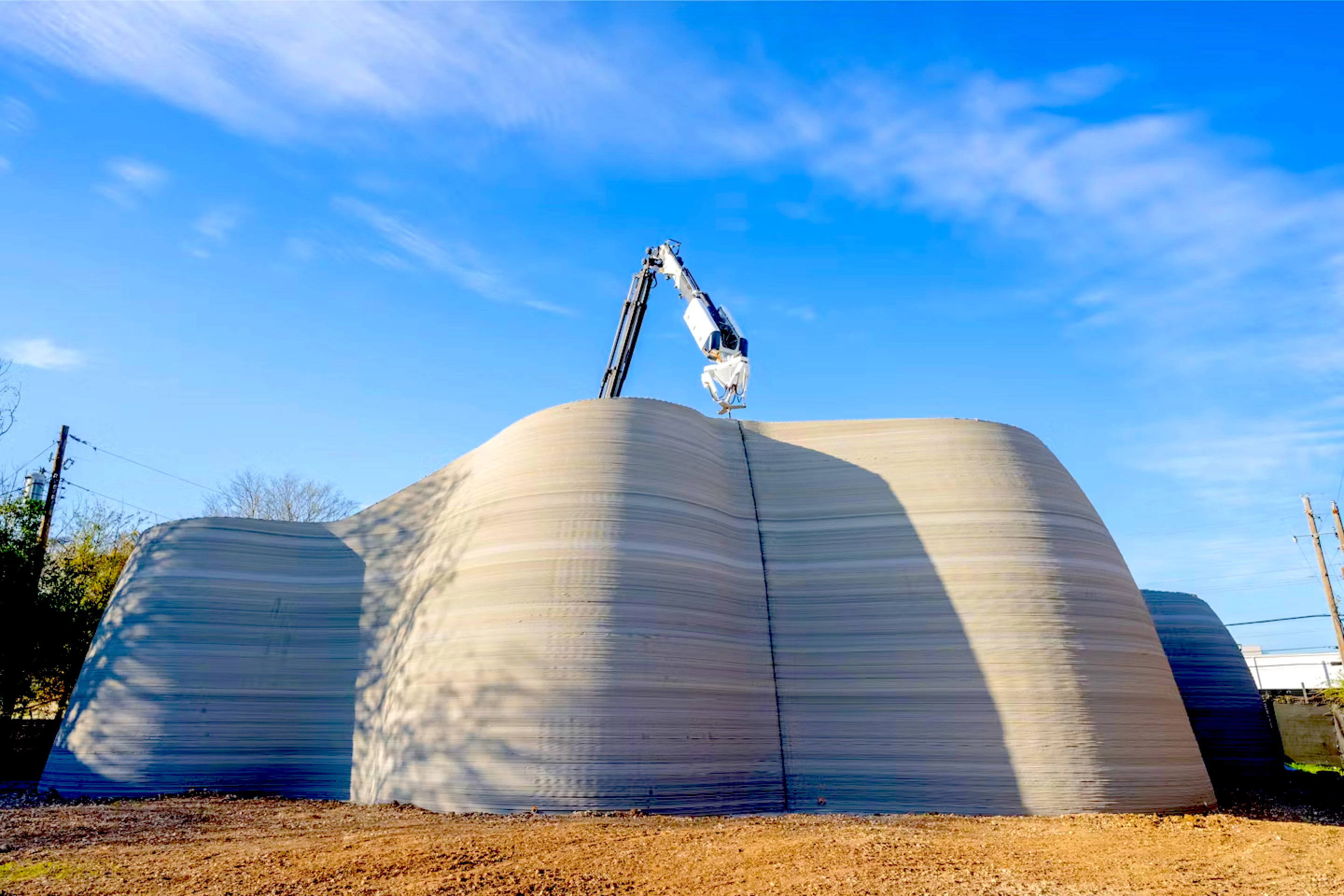 Video: Giant robotic arm 3D-prints a two-story house