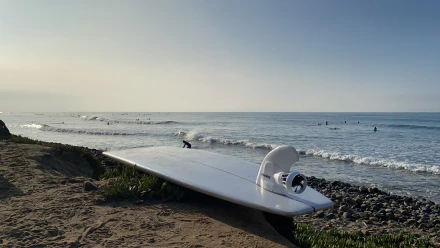 Motorized fin gives surfers a boost