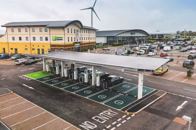 Electric Super Hub taps solar and battery power to keep EVs moving