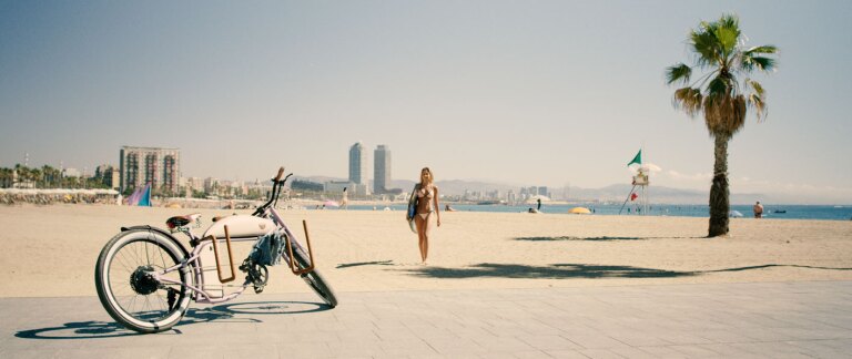 Cruzer e-bike can carry your surfboard to the beach in vintage style