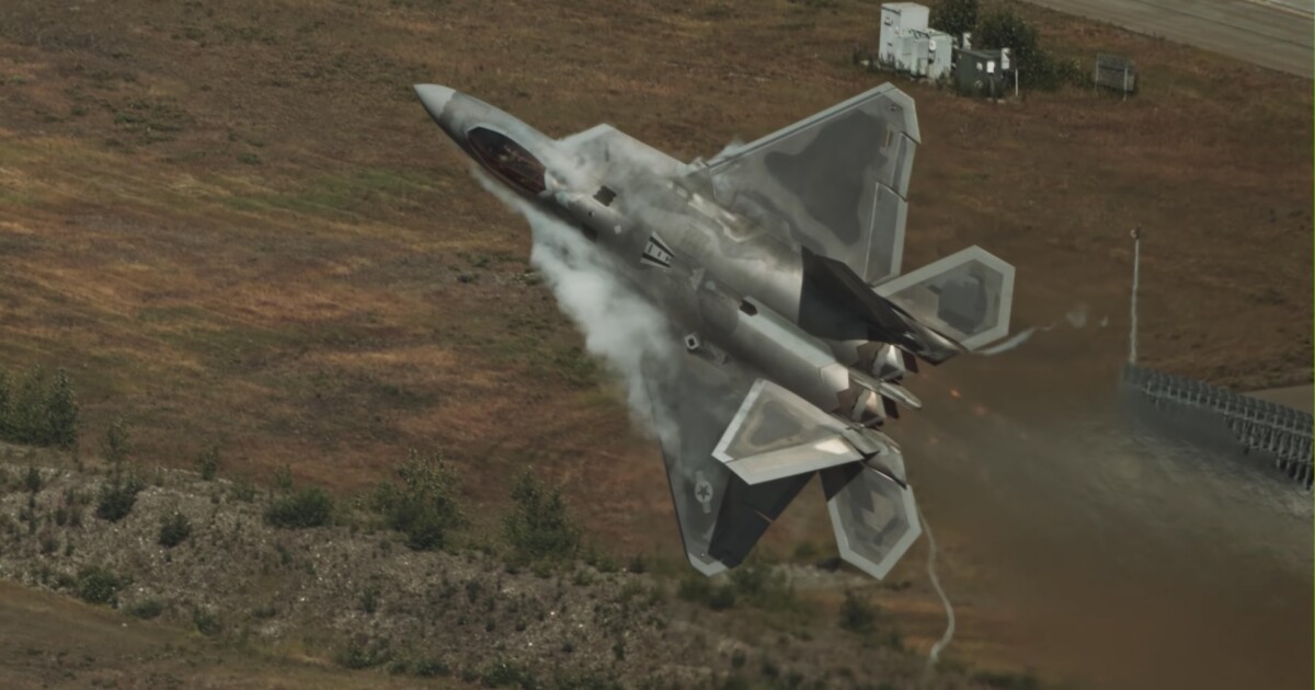 The F-22 Raptor shows off its agility in glorious 4K