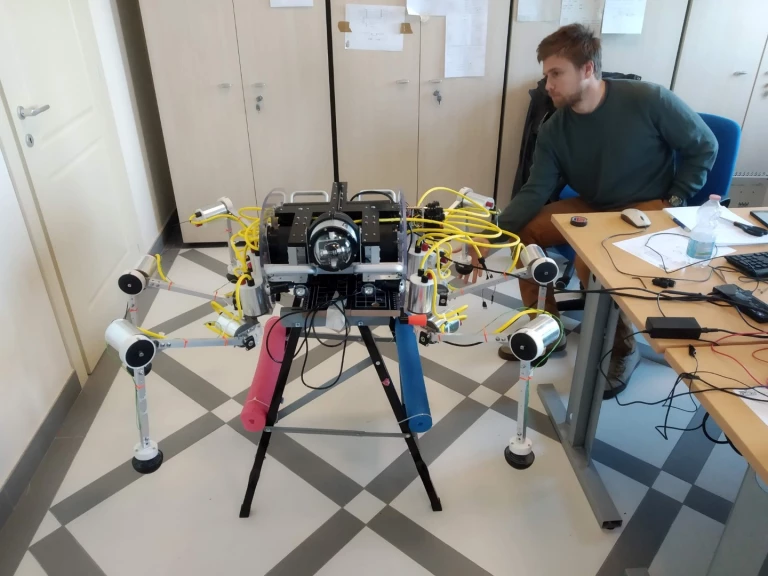 Plastic hunting robot crab takes its first dive