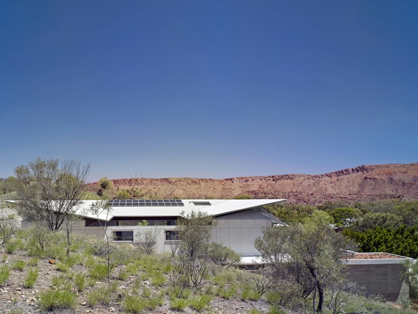 This house in the desert keeps itself cool and generates its own power