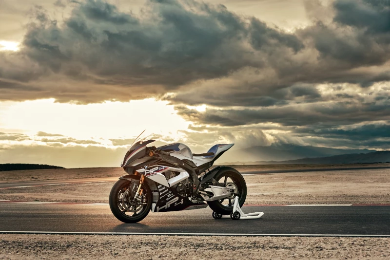 BMW's 215 horsepower, 171 kilogram, carbon fiber-crammed HP4 Race revealed