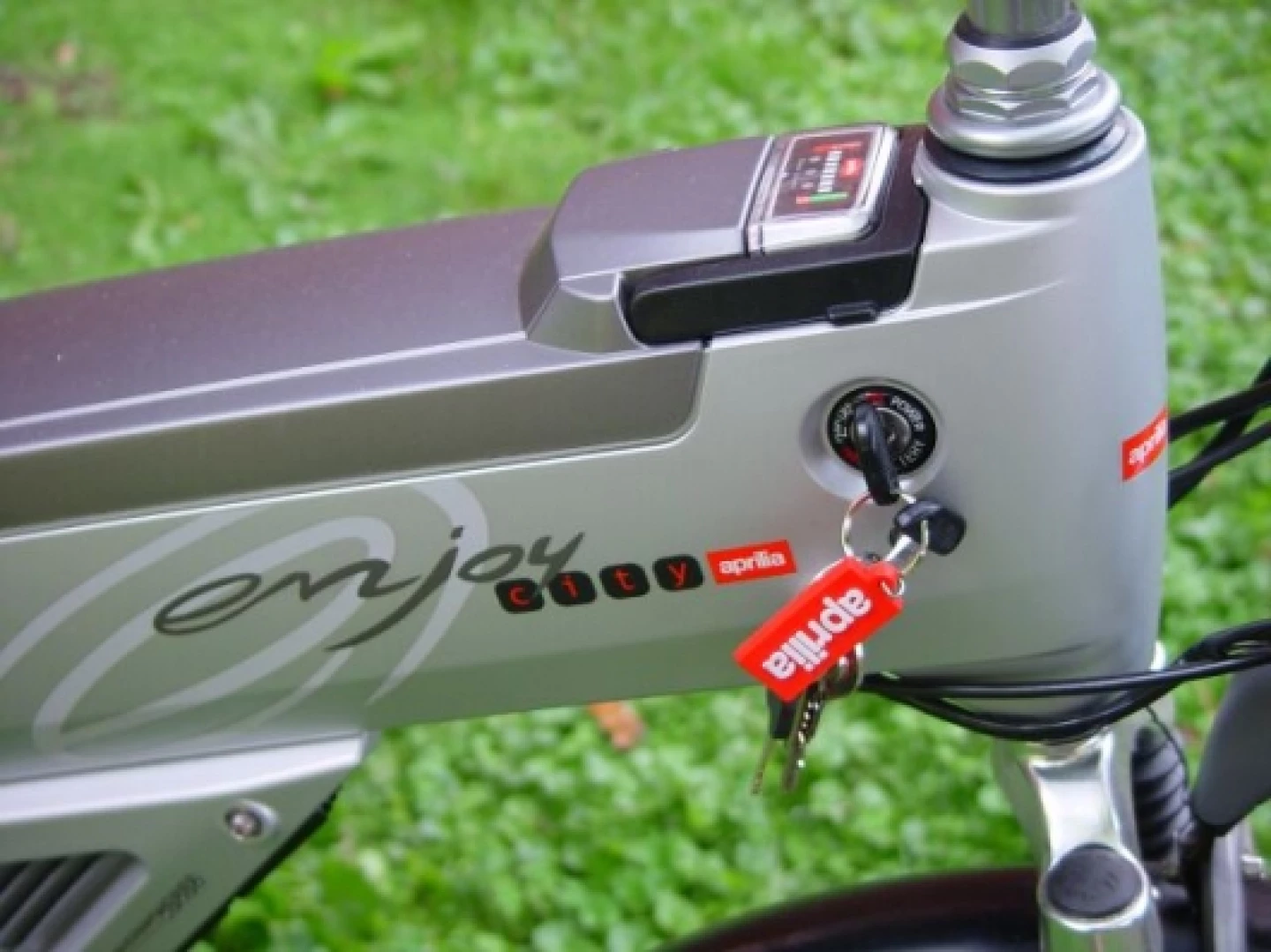 Aprilia's Electric Assist Bicycle - sensible inner city commuter
