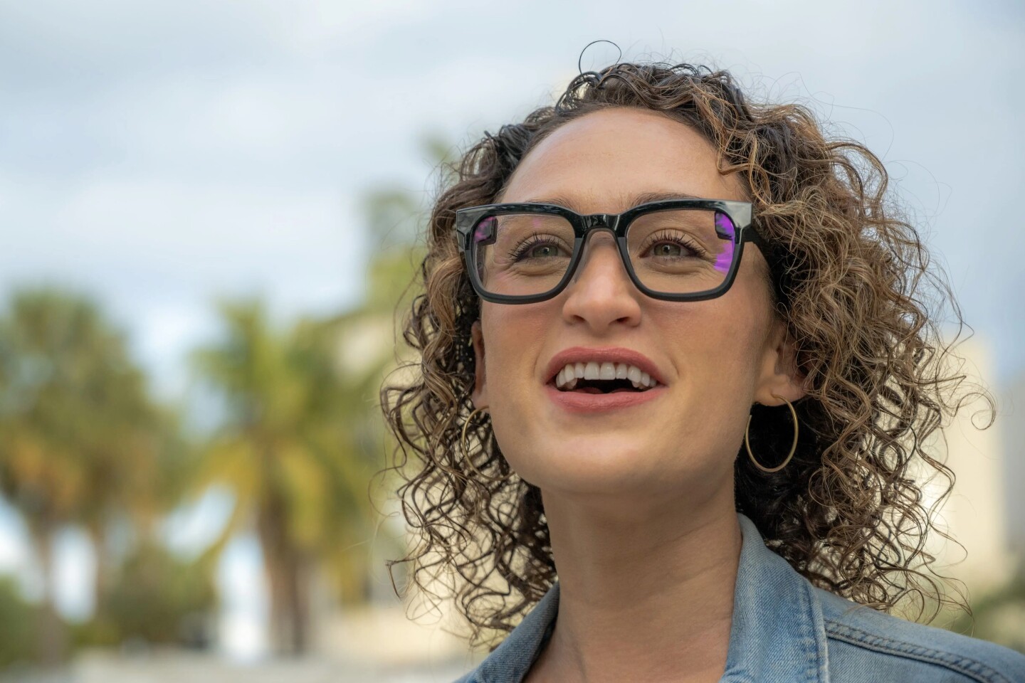 Speech-captioning glasses show deaf wearers what other people are saying