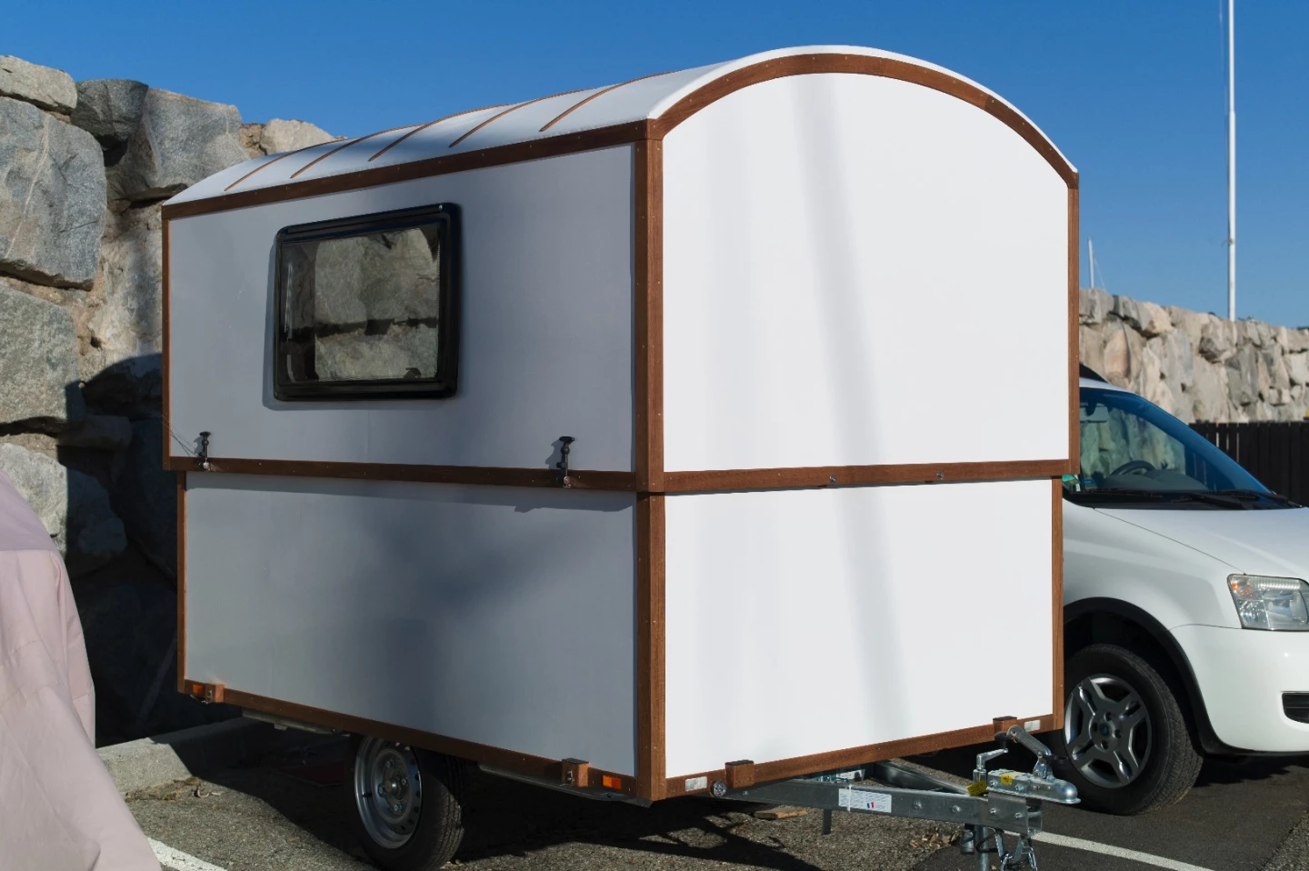 Telescoping wooden caravan raises the roof on small living