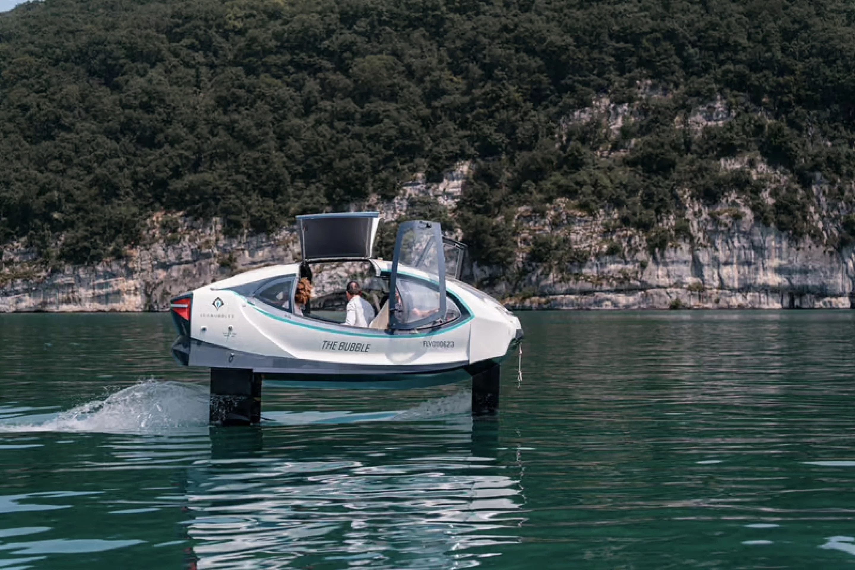 Video: New e-hydrofoil water taxi flies eight people over the waves