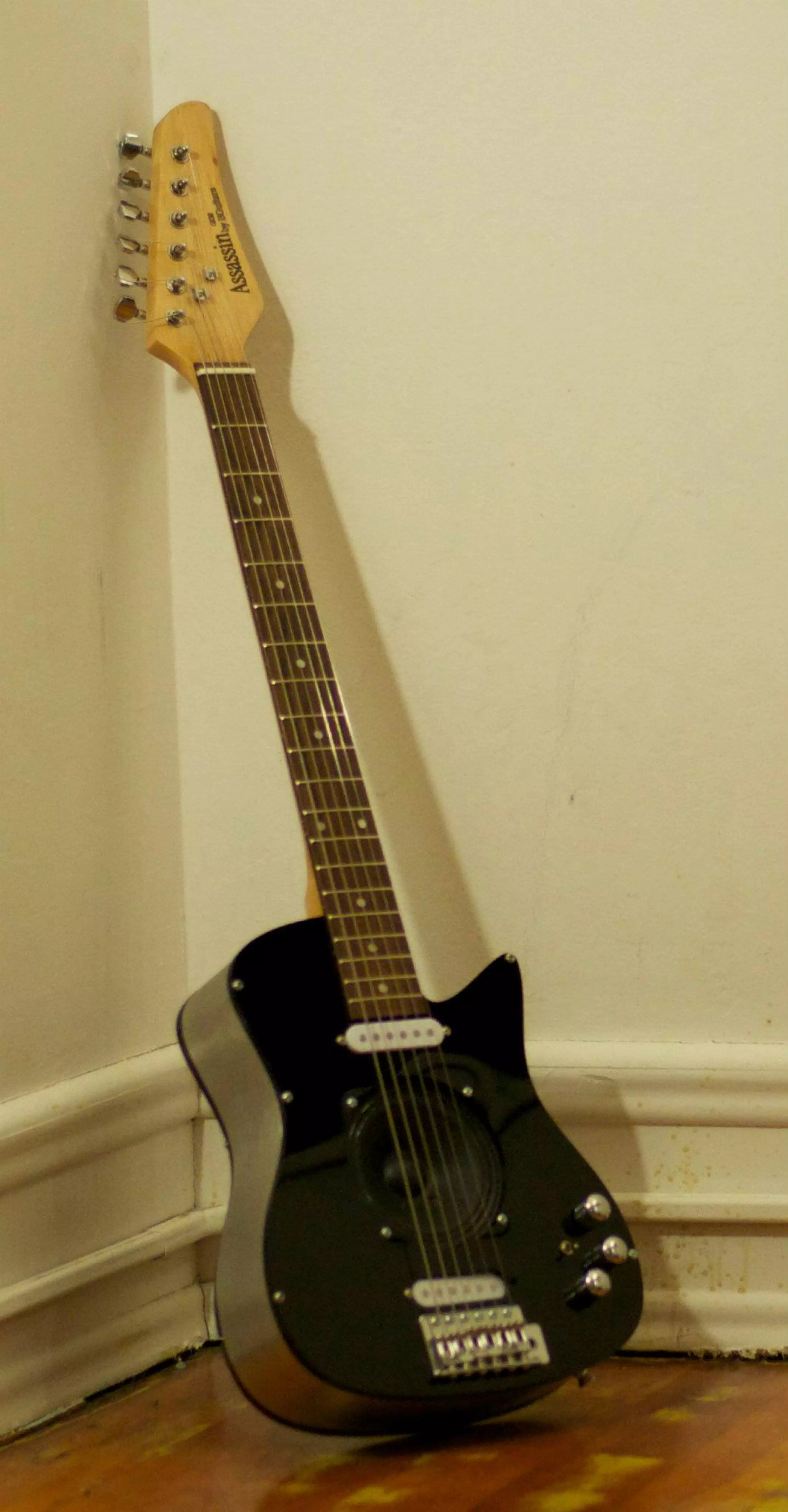 Unlimited guitar with built-in amp comes with smartphone-based digital ...