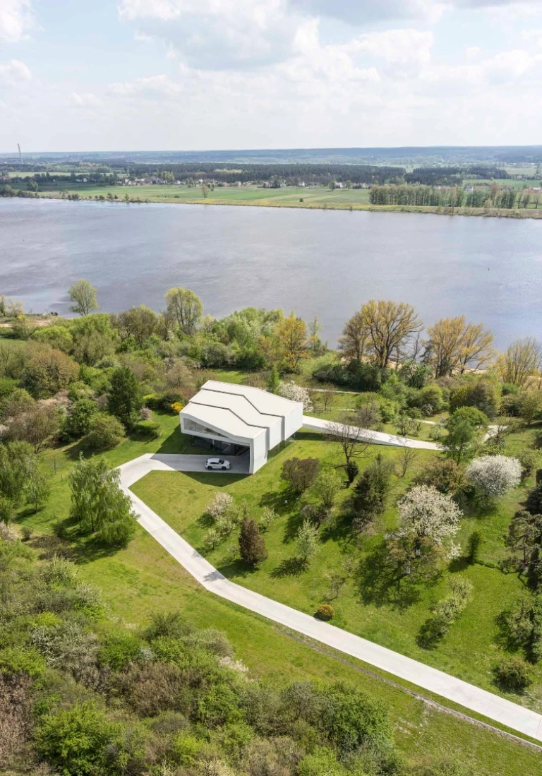 Remarkable By The Way House wraps its residents in a looping driveway