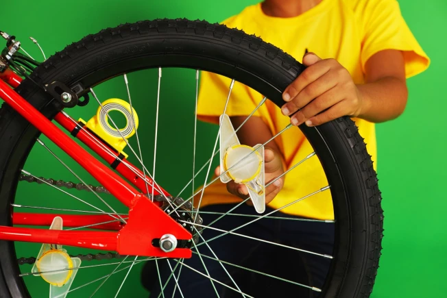 Electronics kit lets kids build wirelessly powered wheel lights