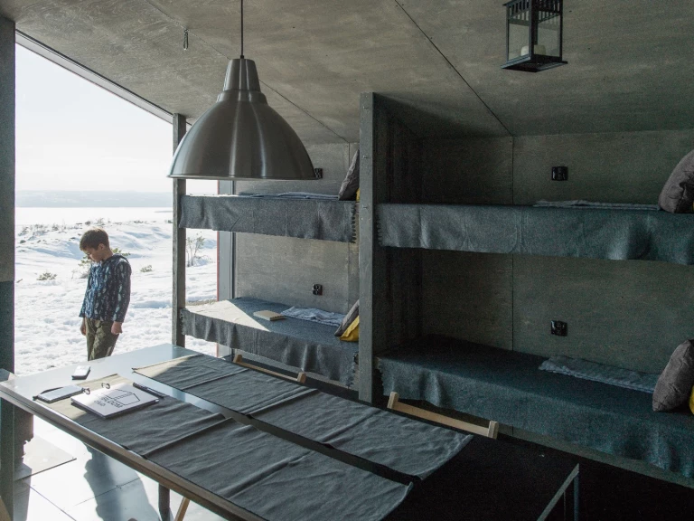 Off-grid cabin shelters up to 8 travelers from remote Russian chill