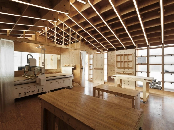 Precision in panel form: Constructing a furniture store from 386 pieces