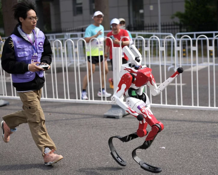 Robot wins half marathon faster than human record