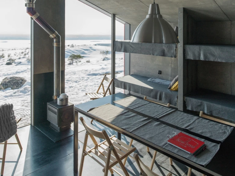 Off-grid cabin shelters up to 8 travelers from remote Russian chill