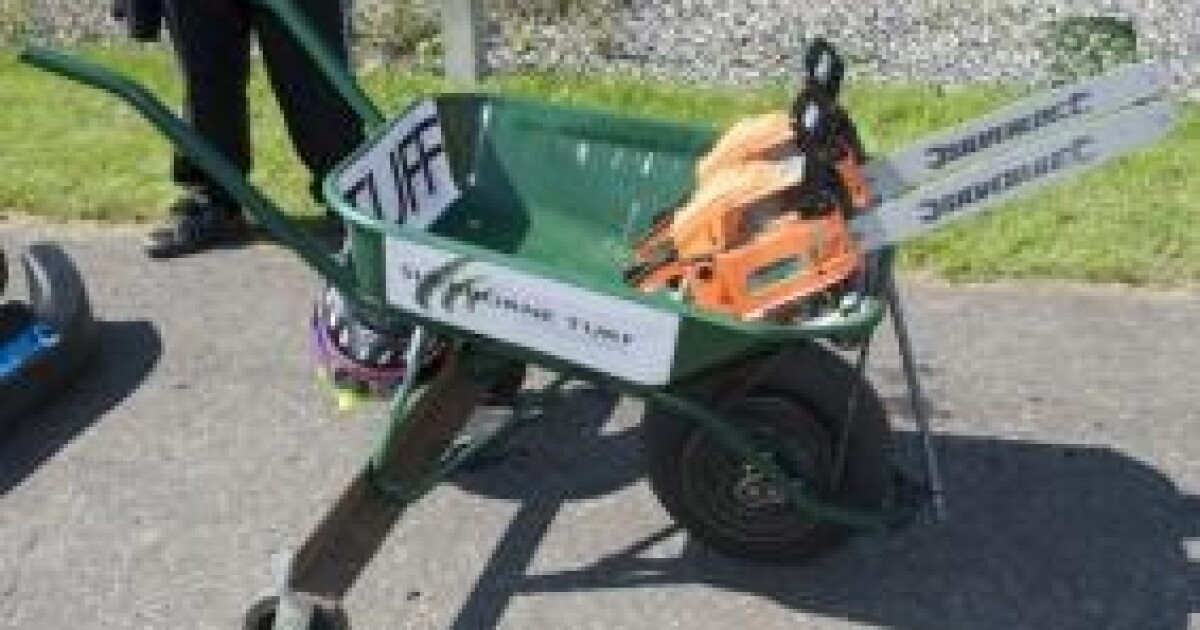 Power Tool Drag Racing weapon - the chainsaw powered wheelbarrow