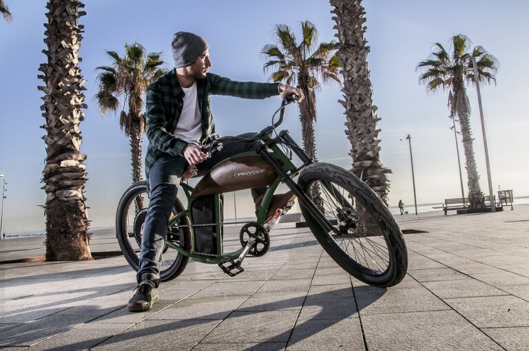 Cruzer e-bike can carry your surfboard to the beach in vintage style
