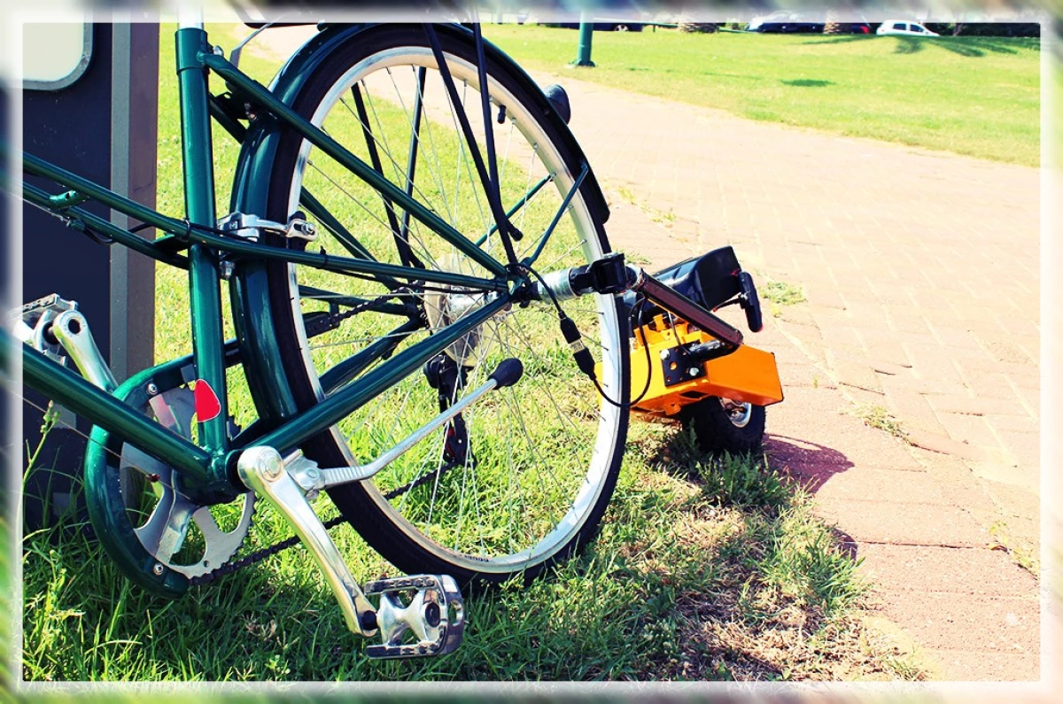 Compact Wheezy trailer snaps onto your bike and makes it electric