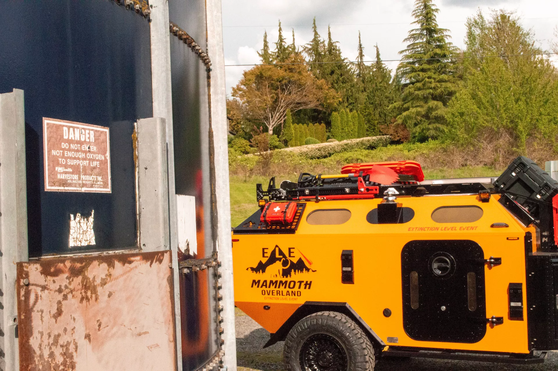 Bear-macing teardrop camper fights off apocalypse with insane features