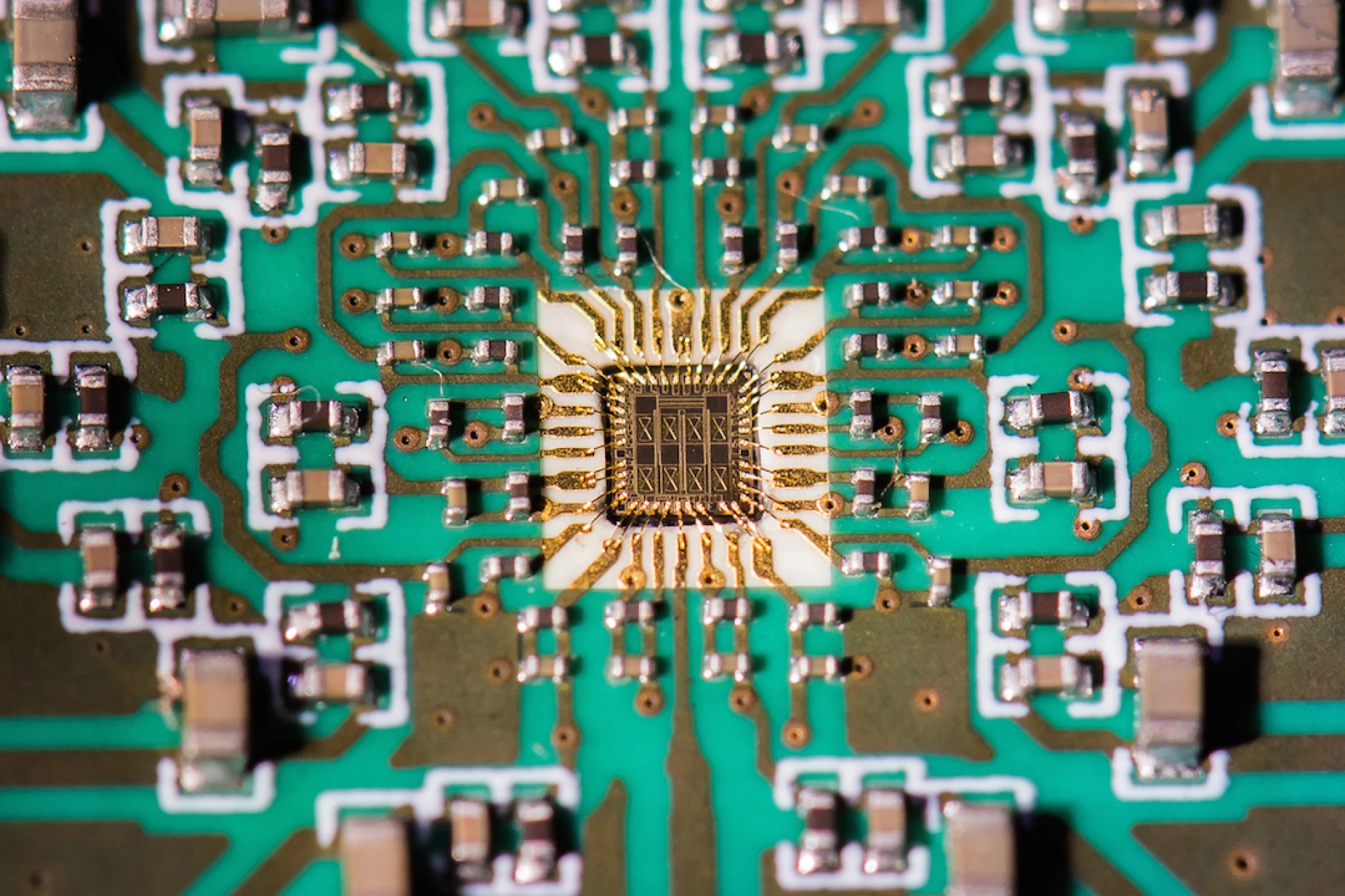 In quest for one terabit per second wireless, radio returns to its roots