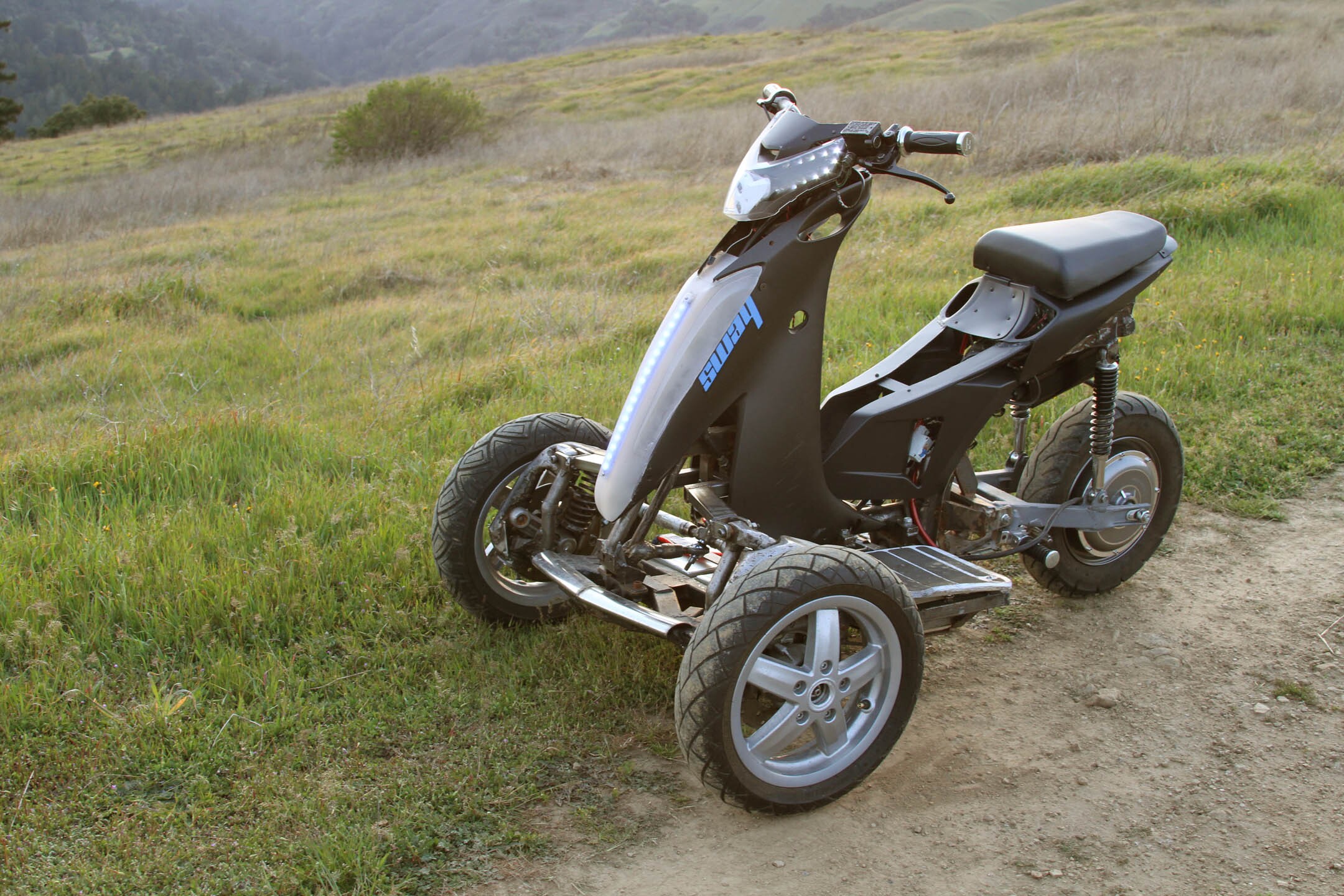 Sway unveils its sporty tilting three-wheel e-scooter prototype