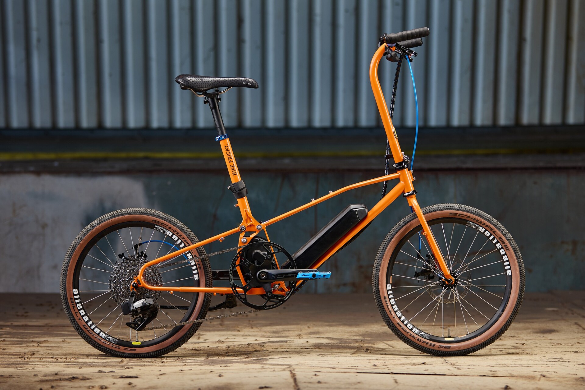 Unique Vapor Propulsion mid-motor ebike setup folds to suitcase size