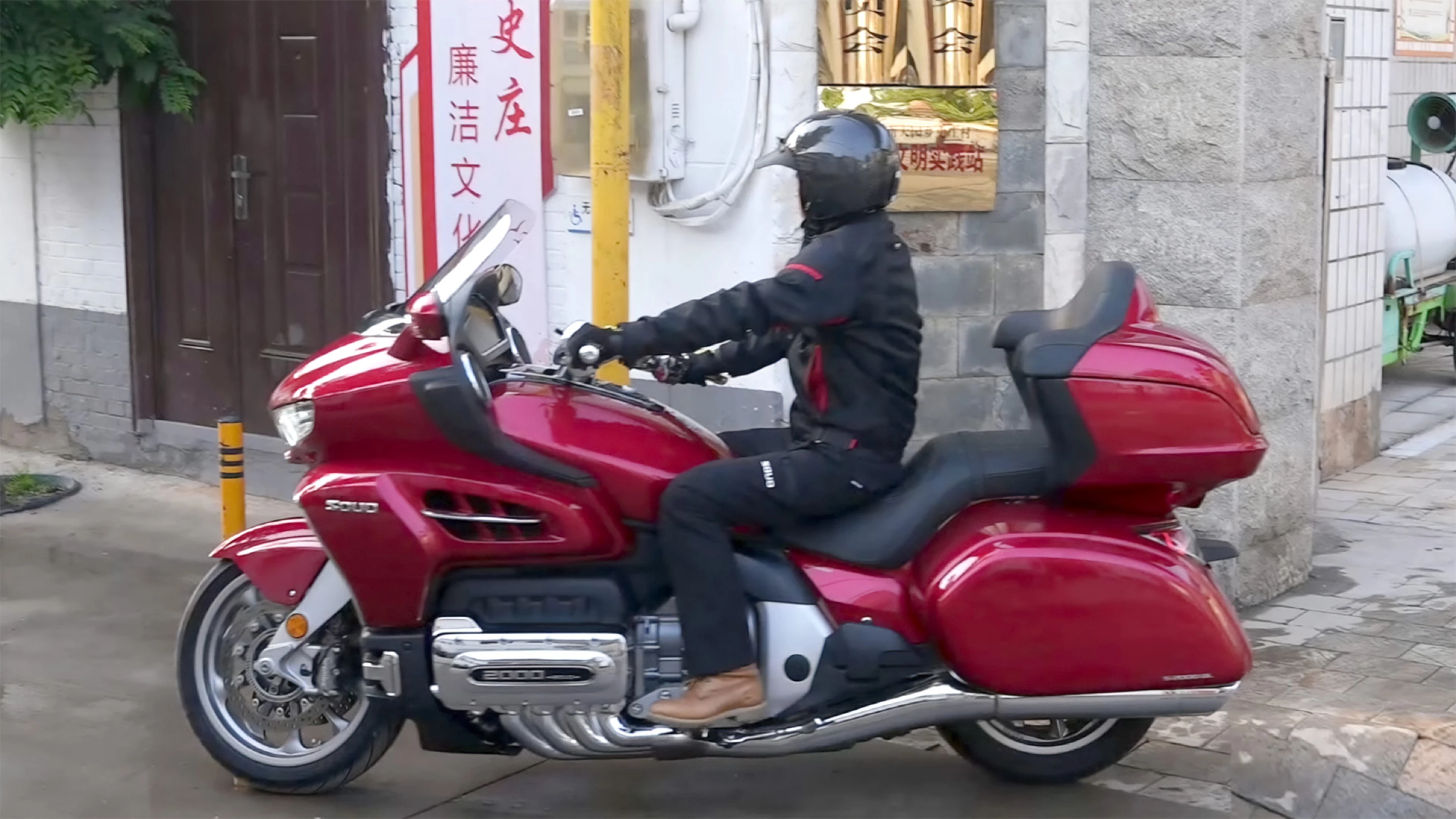 China's 8-cylinder, 2-liter megatourer heralds a global motorcycle conquest