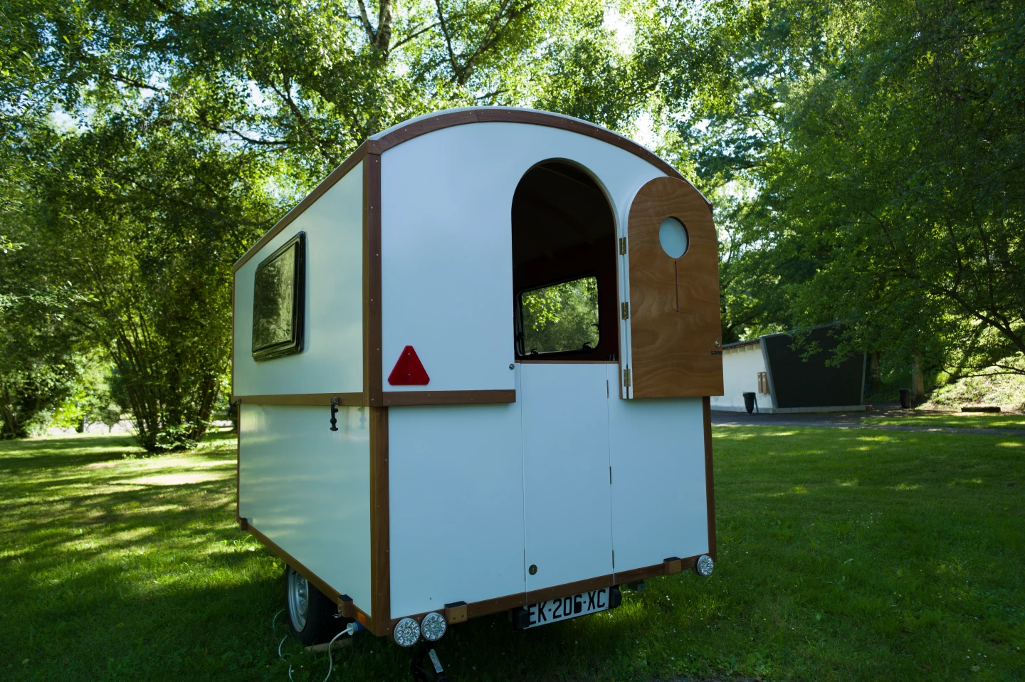Telescoping wooden caravan raises the roof on small living