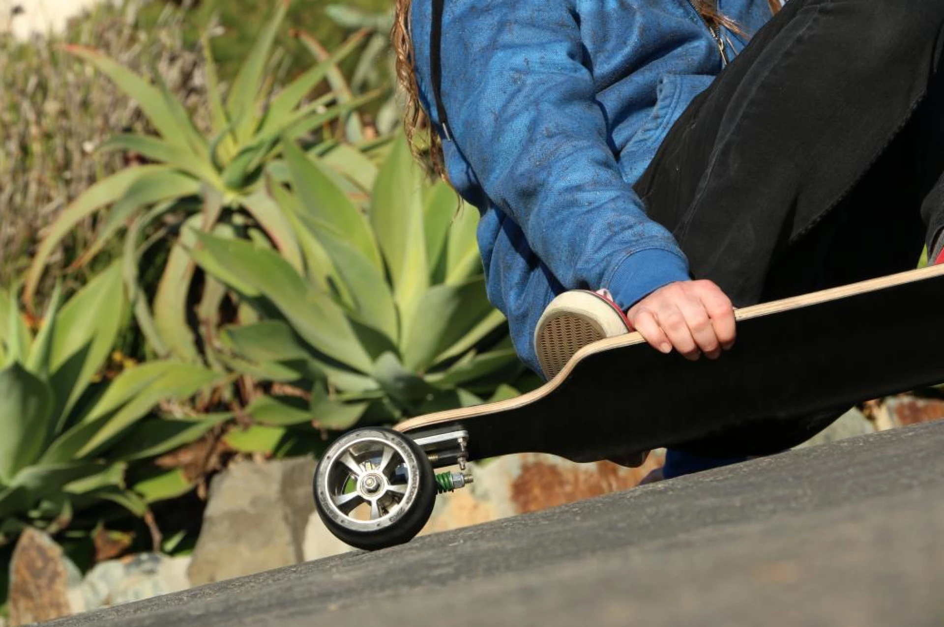 Lean Skateboard initiates sure turns with tilting, multi-link wheels
