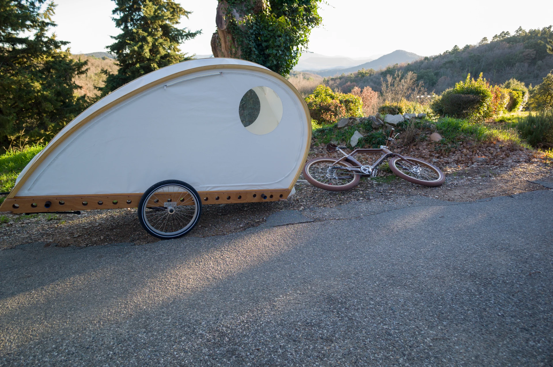 Telescoping wooden caravan raises the roof on small living