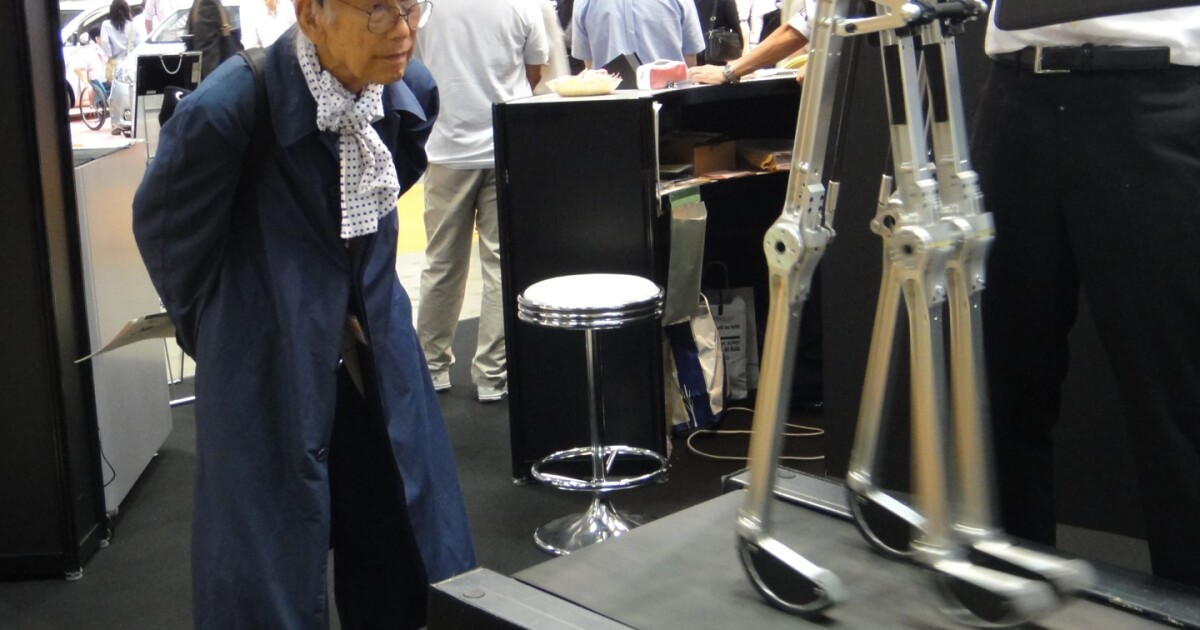 Walking robot uses its own weight for propulsion