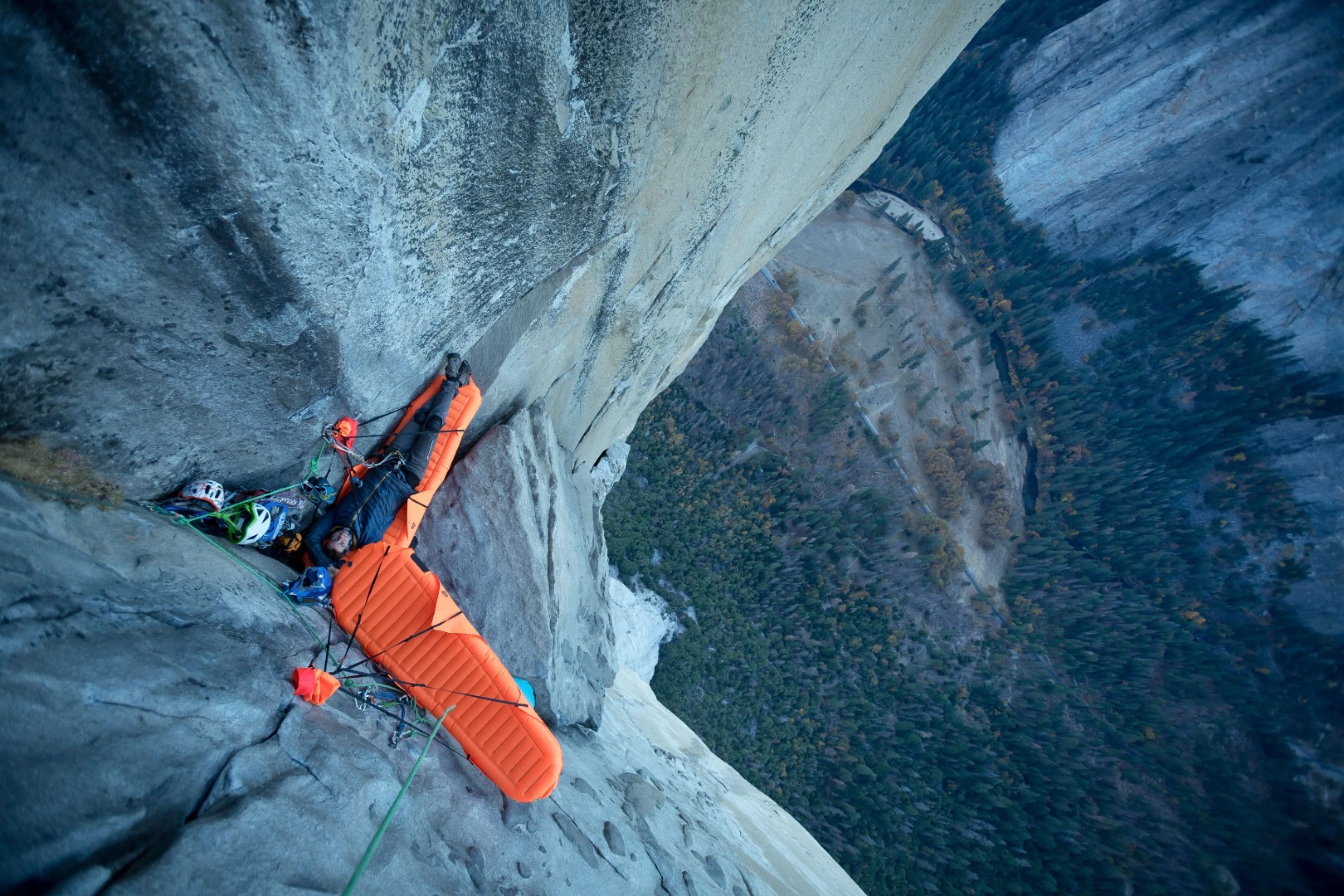 Inflatable G7 Pod sleeping ledge lightens the load for mountain ...