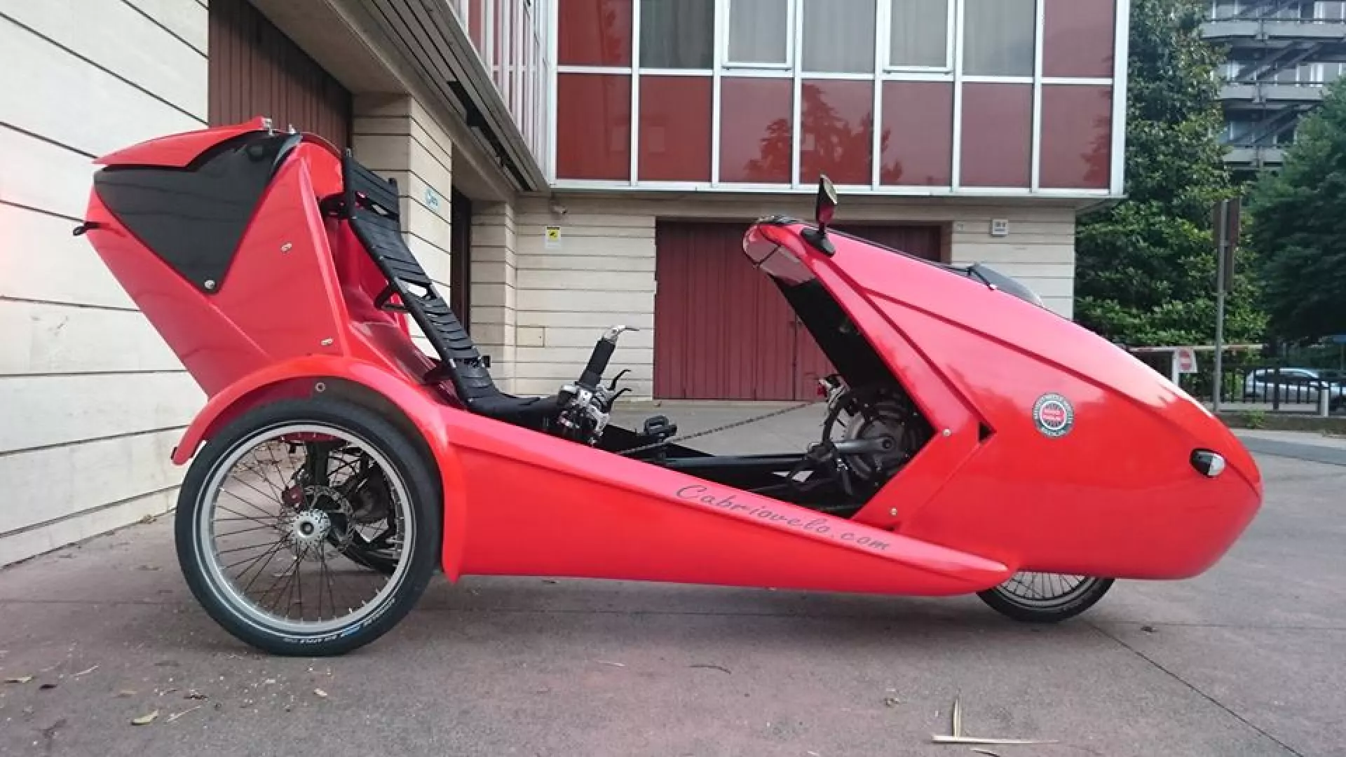 Convertible velomobile looks hot, but is made to stay cool