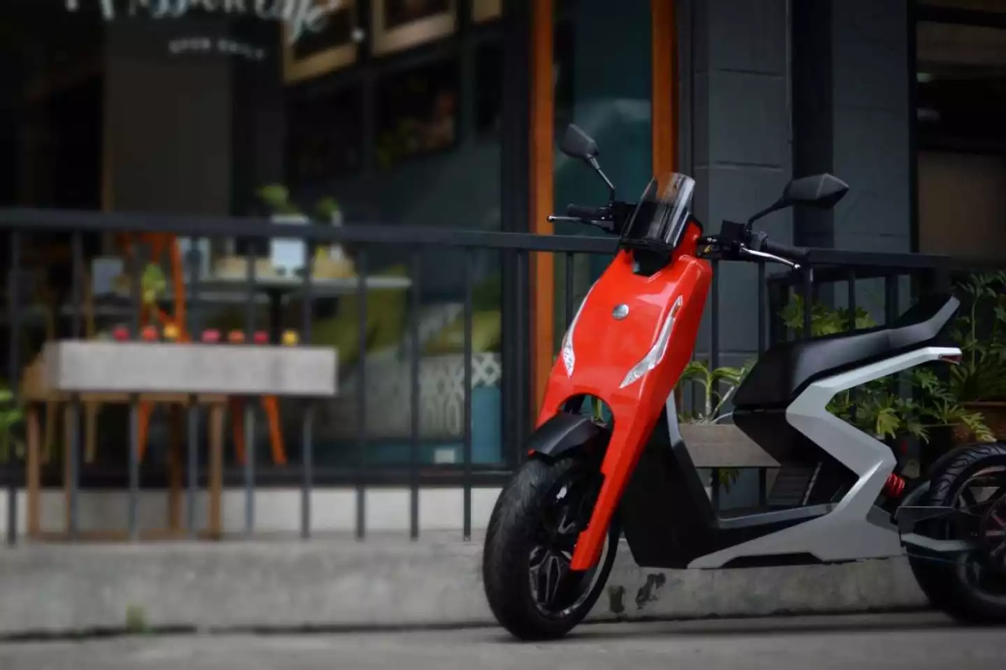 Zapp unveils stylish i300 electric scooter
