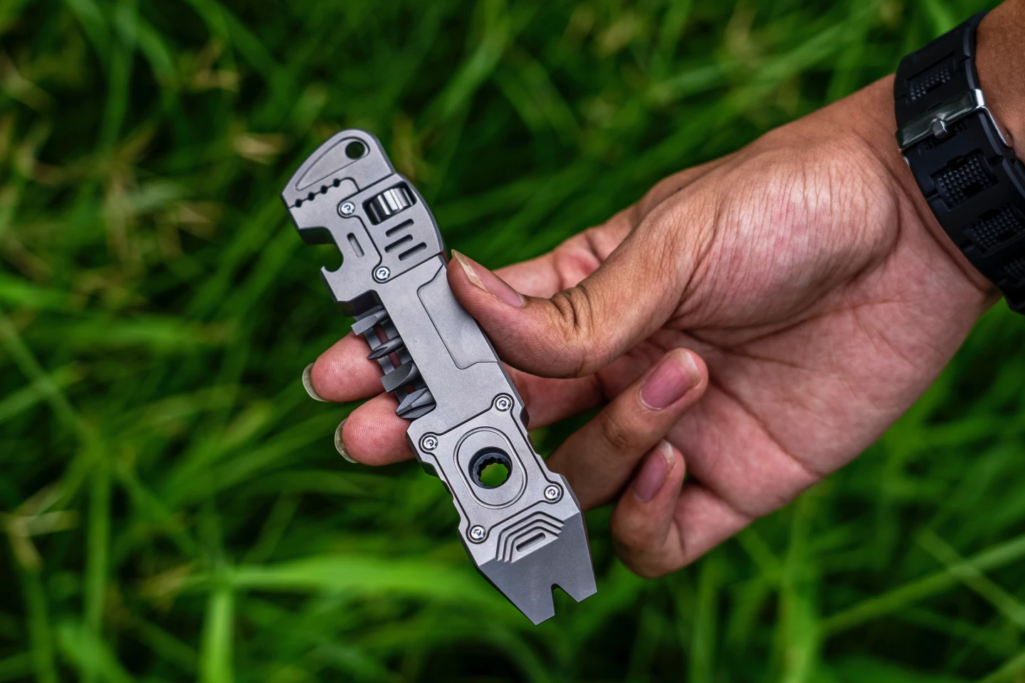 Six-function ratcheting titanium multitool packs its own bits