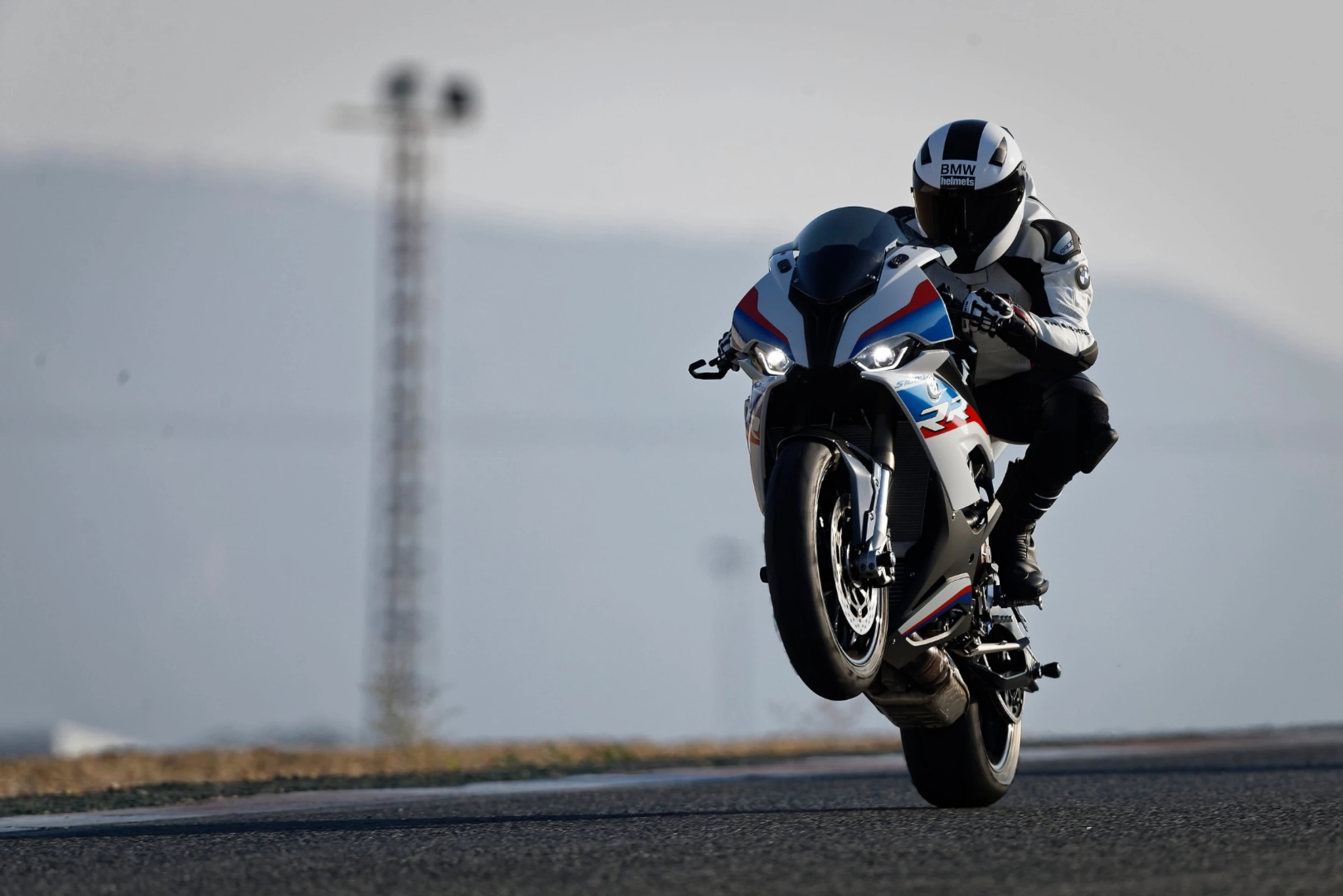 Third-gen 2019 BMW S1000RR gains 8 hp, loses 24 lb, and gets symmetrical