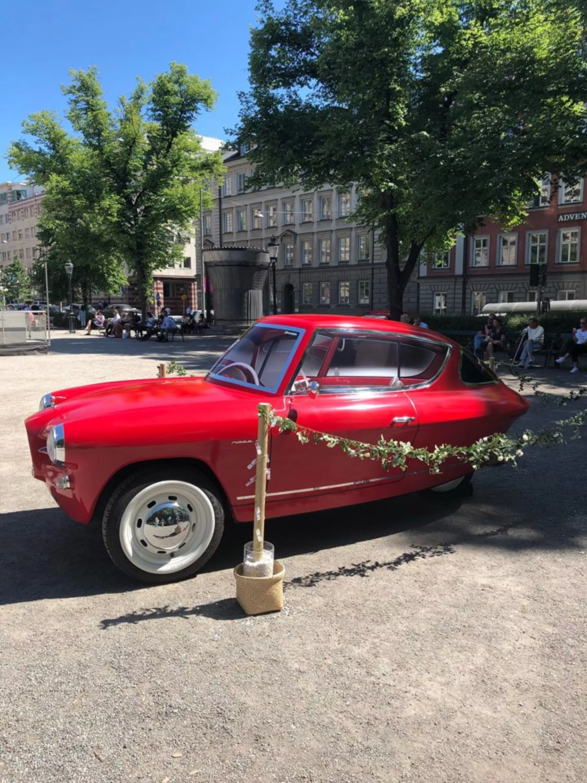 Old European styling meets 3-wheeled electrification in the Nobe 100