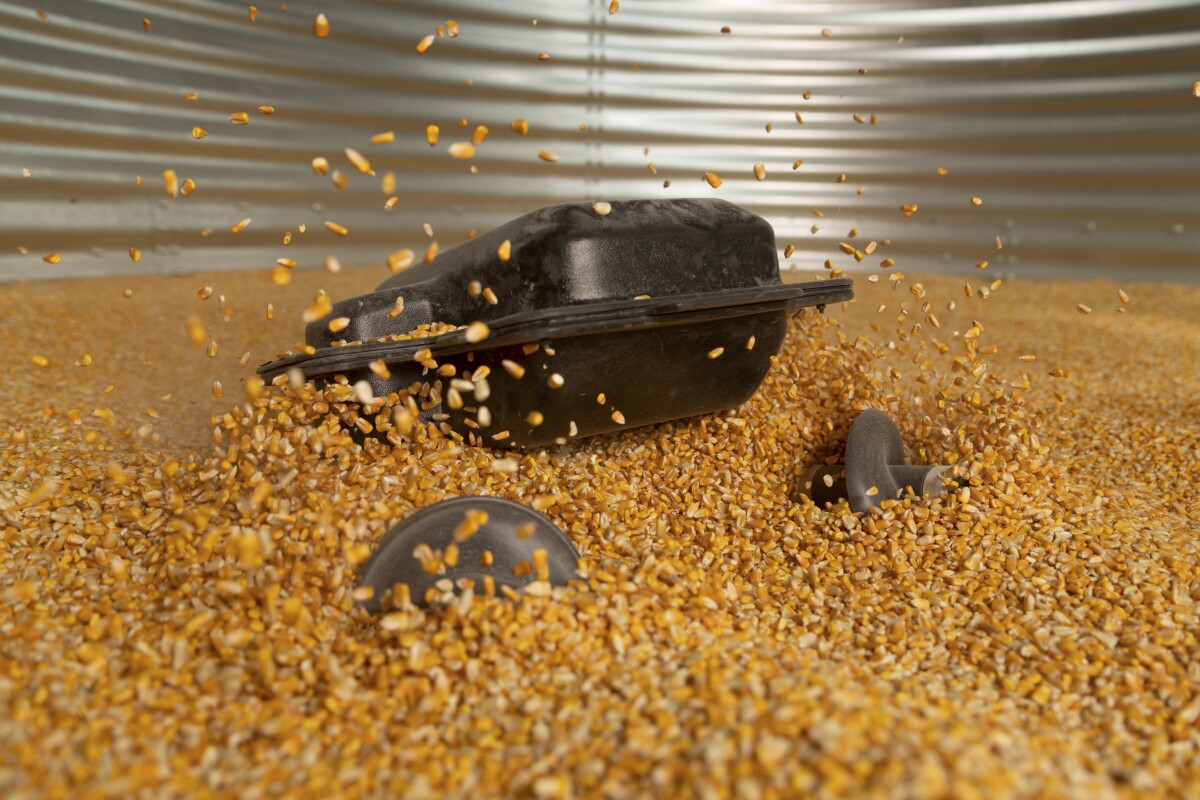 Grain-flinging robot goes into granaries so farmers don't have to