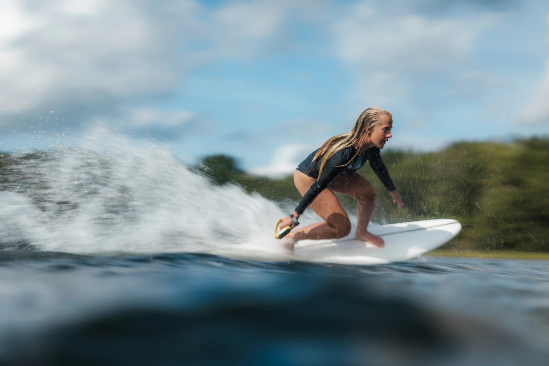 Deluxe jet-powered surfboard goes 60 and comes apart for carrying