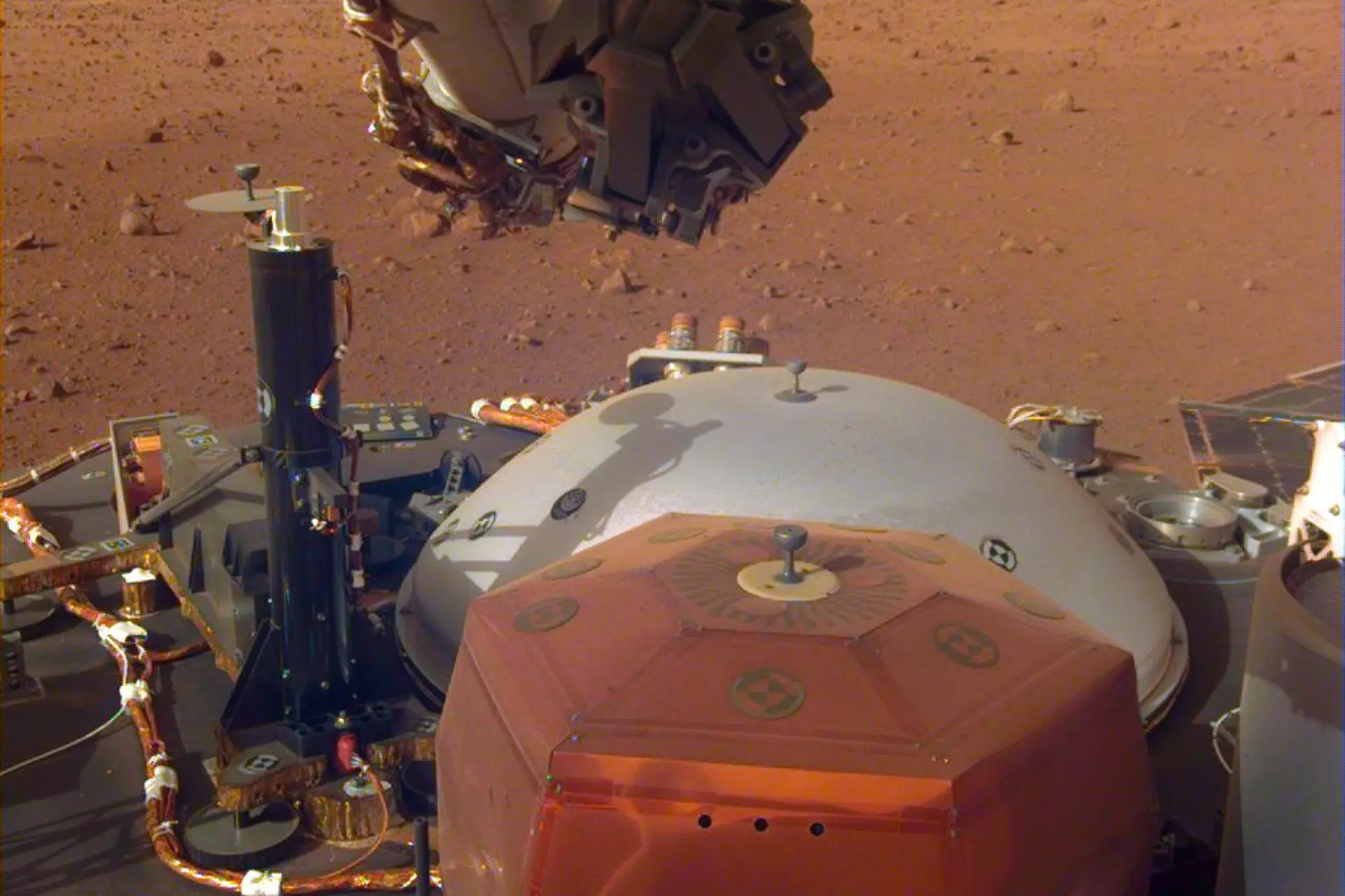 InSight Mars lander tests out its robotic arm