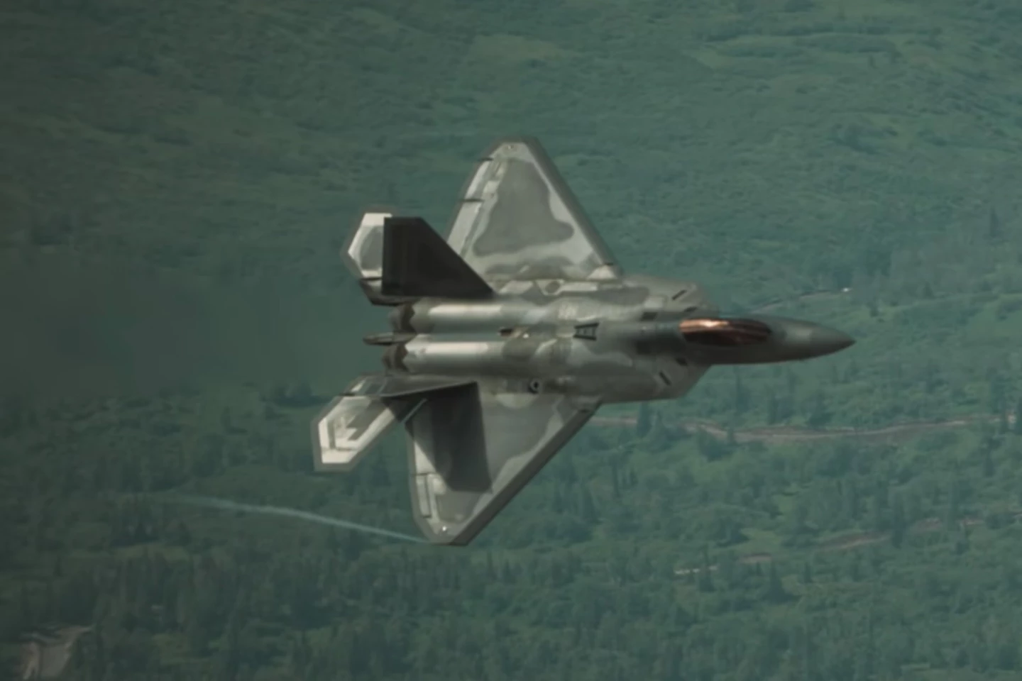 The F-22 Raptor shows off its agility in glorious 4K